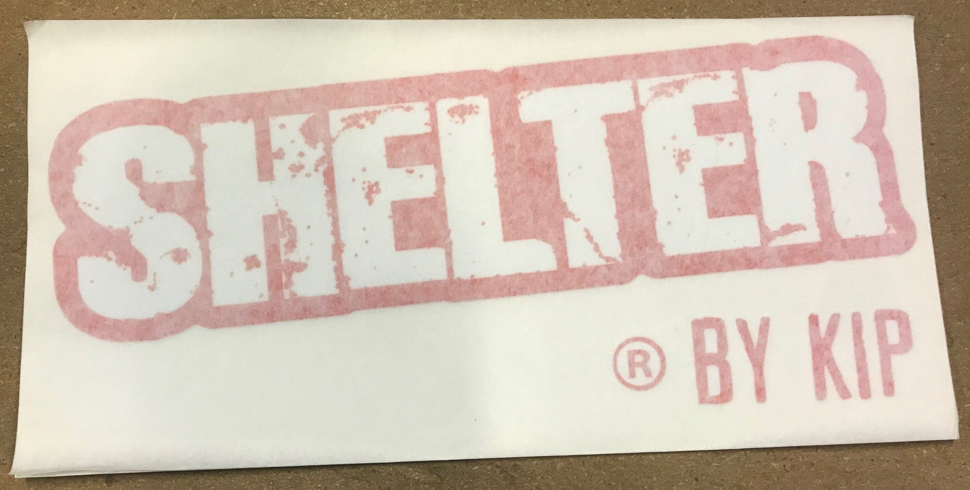 STICKER SHELTER logo achterwand rood