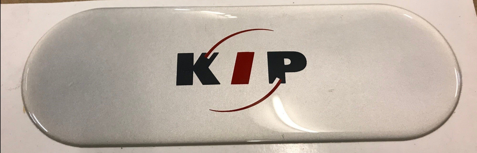 KIP LOGO STICKER T.B.V. DE BUITENDEUR. KLEUR LETTERS ZWART EN ROOD